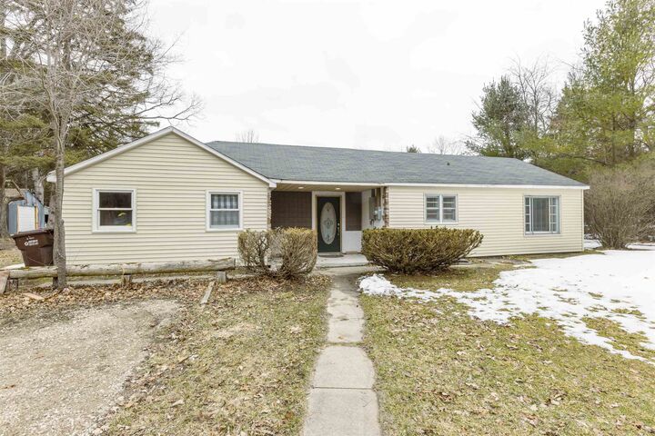Home for sale in Midland: 3004 N Stark Rd, Midland, MI 48642