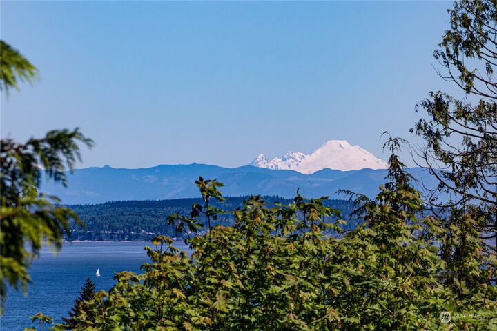 Home for sale in Mukilteo: 1501 Debrelon Lane, Mukilteo, WA 98275