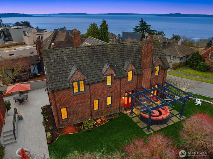 MLS#2467117: 2256 W Viewmont Way W, Seattle, WA 98199